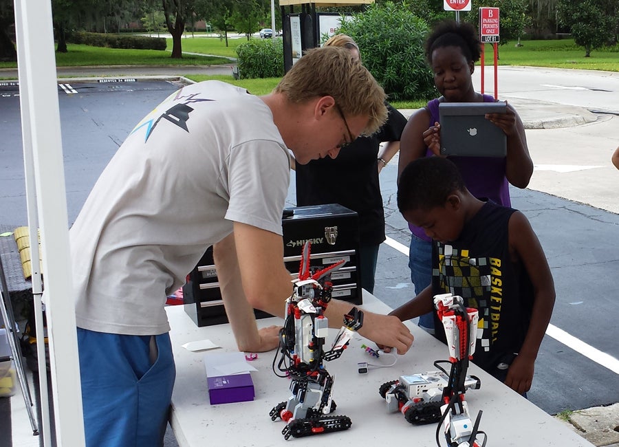 SparkTruck Stops at UCF to Teach Kids About Science | University of ...